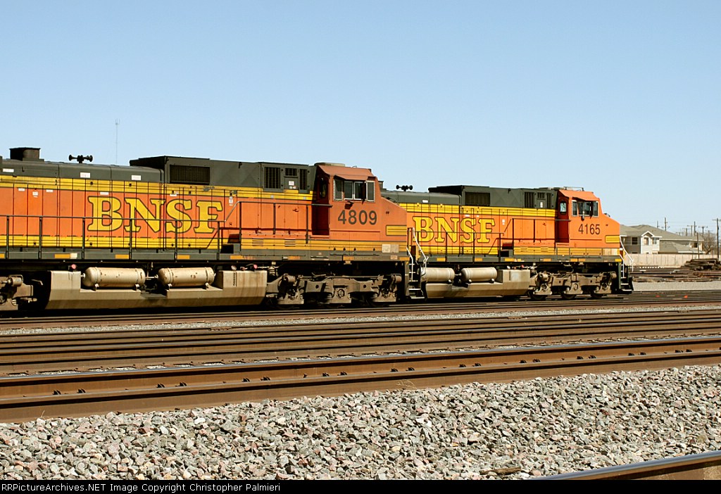 BNSF 4809 and BNSF 4165